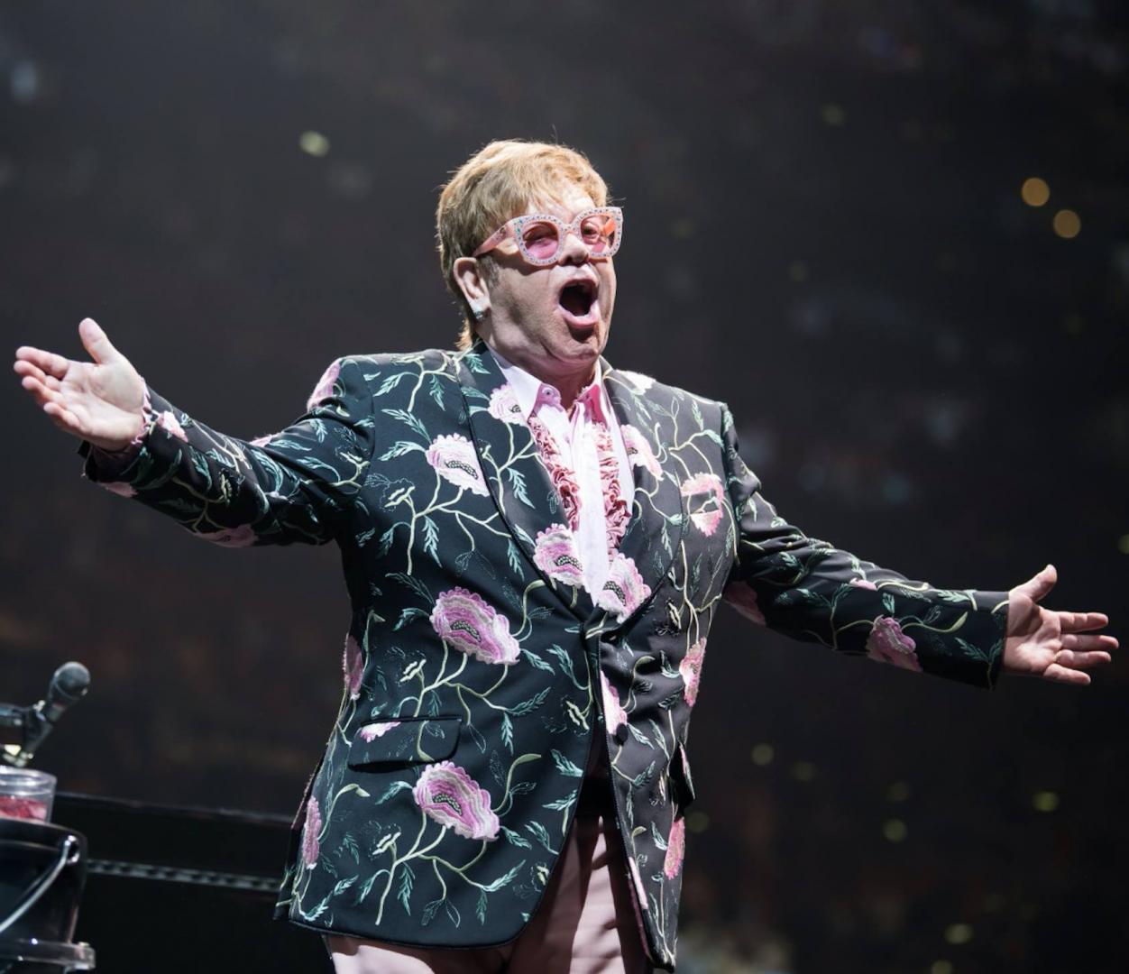 Sir Elton na poslední tour: Dnes se rozloučí s českými fanoušky ...