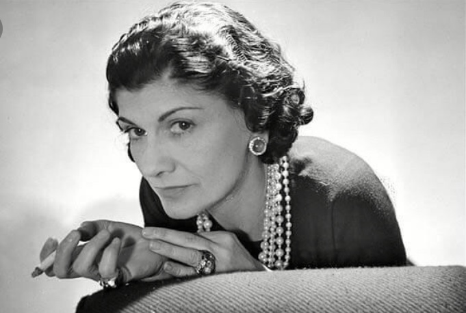 Coco Chanel dala světu malé černé a také legendární vůni, jejíž vznik ...