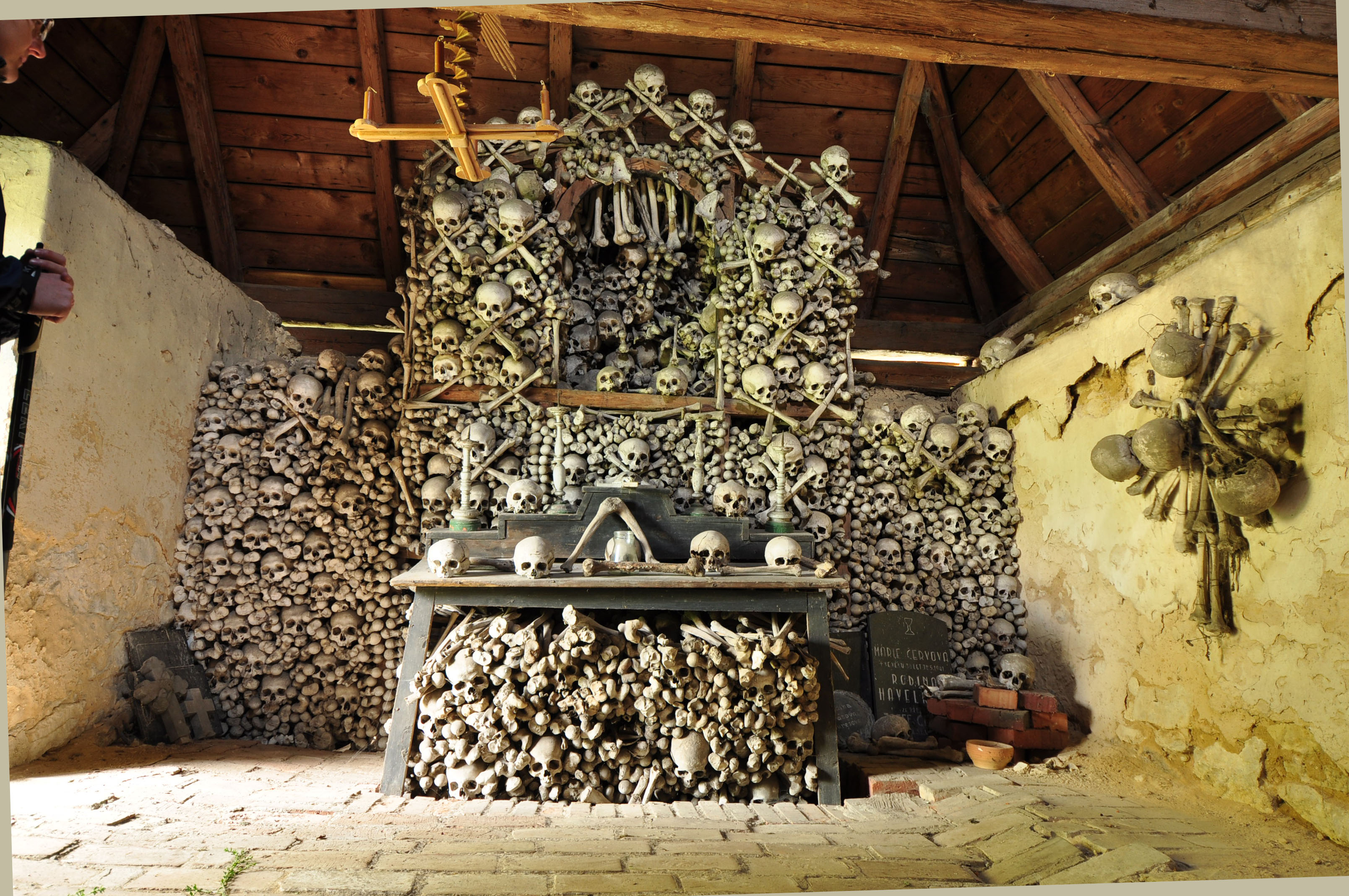 5 kostnic v Čechách a na Moravě, které vám připomenou, jak moc je život ...
